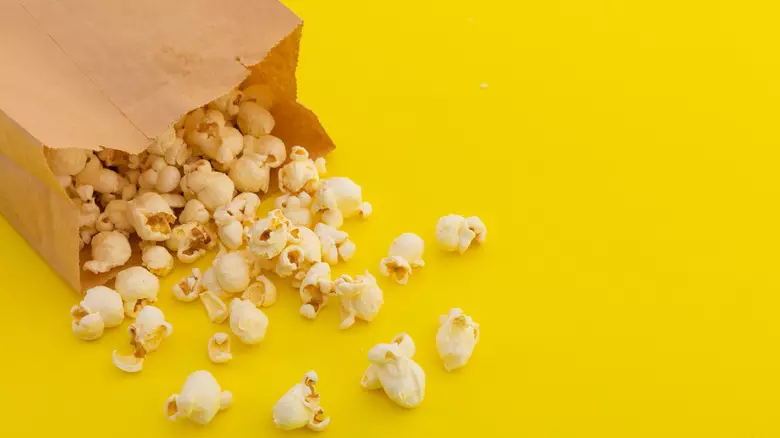 Bag papur gyda popcorn