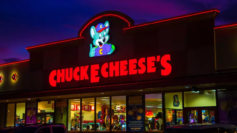 Το εξωτερικό του Chuck E. Cheese το βράδυ