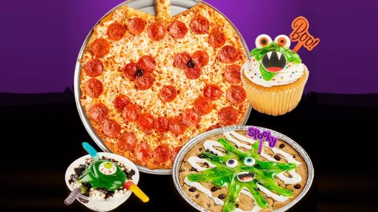 Chuck E. Cheese Hallowwen πίτσα και επιδόρπια