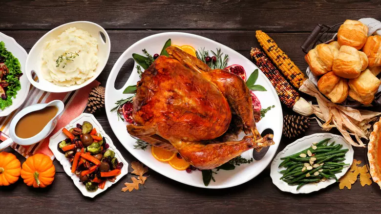 Tradicionalna ćureća večera za Dan zahvalnosti sa prilozima na tamnom stolu