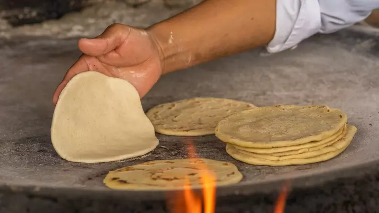 ข้าวโพด tortillas กำลังปรุง