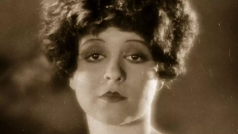 Clara Bow közelről