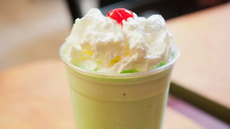 Shamrock mcdonald's shake na stole z bitą śmietaną