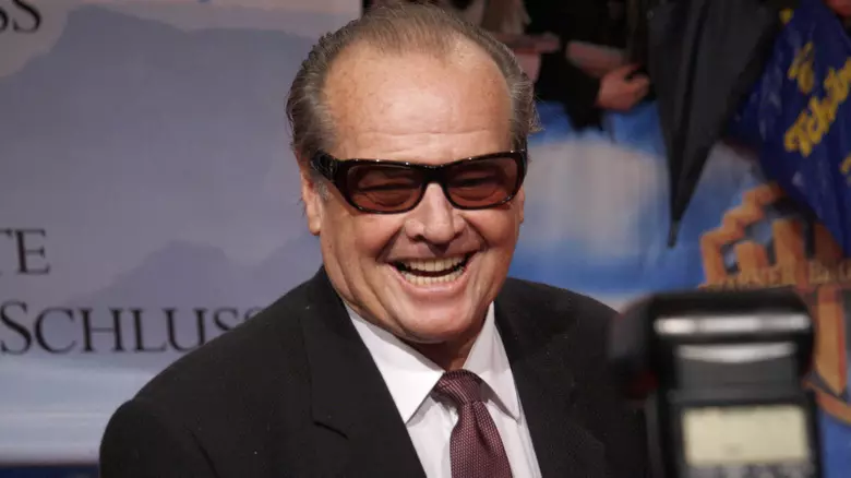 Jack Nicholson poseeraa aurinkolaseissa