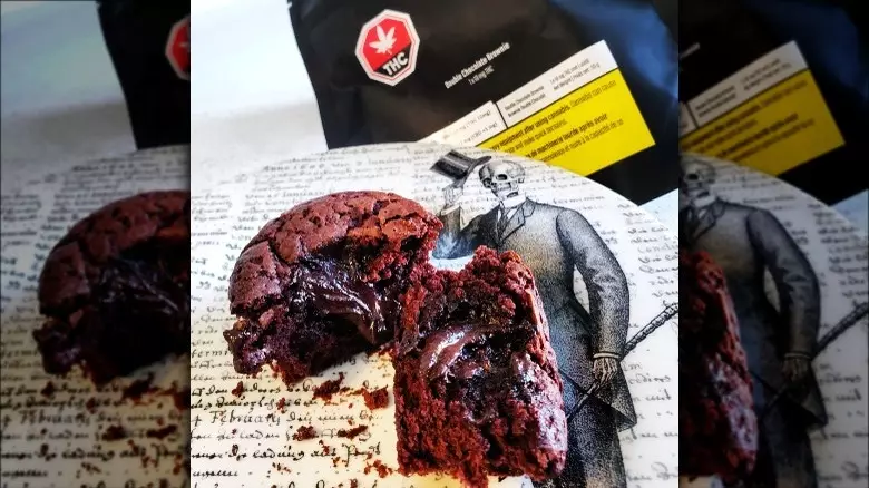 Ufungaji wa bangi, mifupa katika suti, brownie