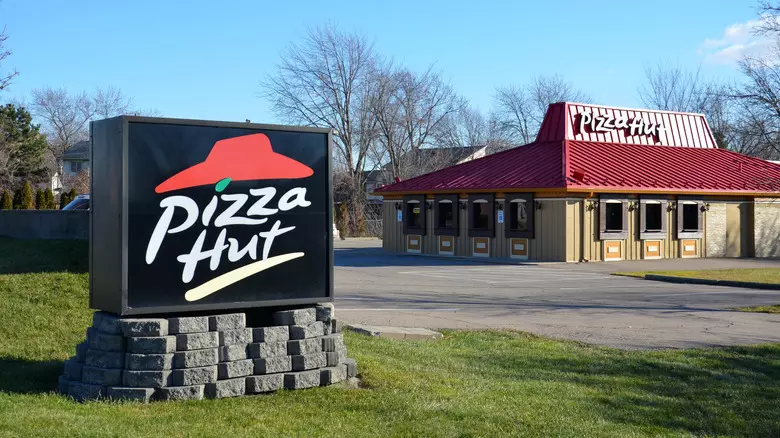 Exteriorul unui restaurant Pizza Hut