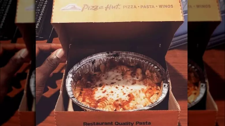 Saxan ka mid ah baastada Hilibka ee Pizza Hut's Meaty Marinara oo ku jira sanduuq.