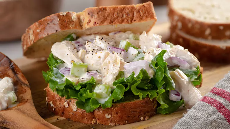 Sandwich di insalata di pollo su pane di frumento