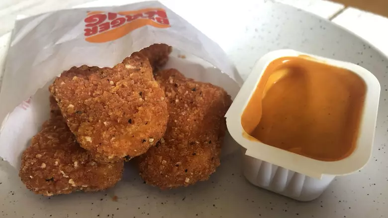 Un pedido dos novos Ghost Pepper Chicken Nuggets de Burger King con salsa de mollo