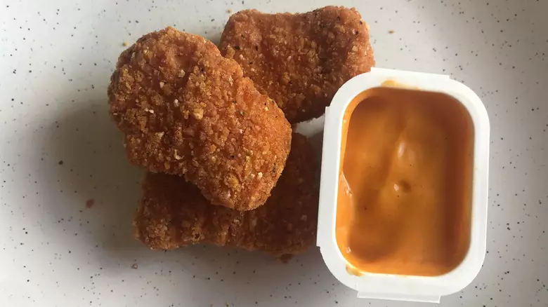 Burger King's Ghost Pepper Chicken Nuggets con salsa