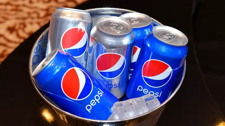 Bir kova buz içinde Pepsi kutuları