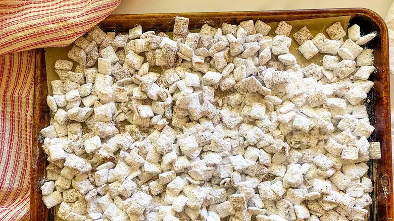 campuran chex berlapis gula di atas nampan