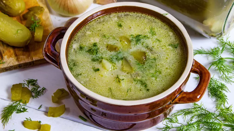 Чаша полска супа од кисели краставички