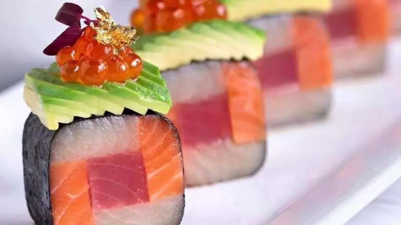 sashimi Roll dengan hiasan di atasnya