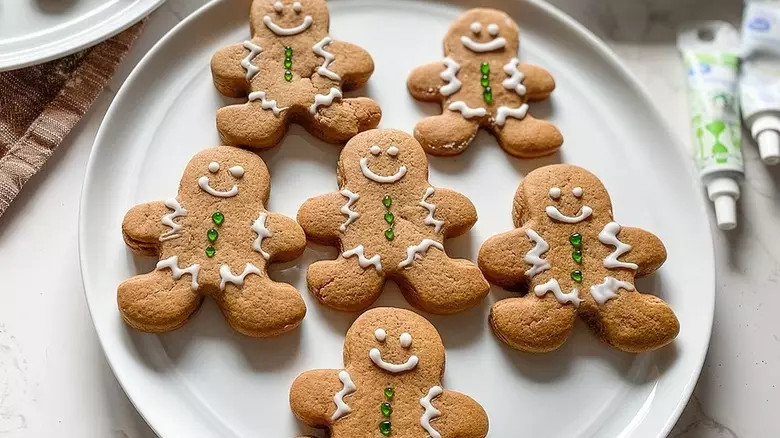 පිඟානක් මත gingerbread men කුකීස්