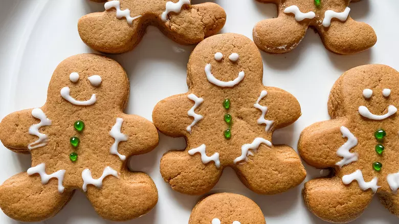 සැරසූ gingerbread men කුකීස්