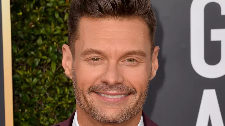 Ryan Seacrest mosolyogva