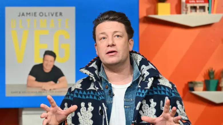 Jamie Oliver nói chuyện với đám đông