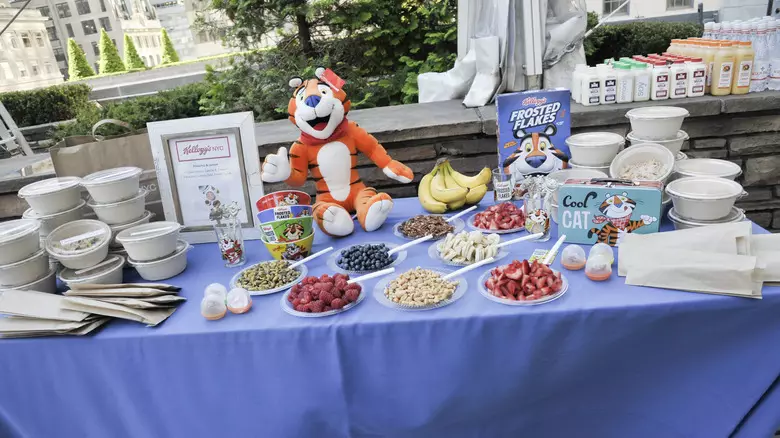 Tony the Tiger với trái cây