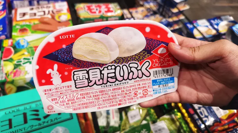 Alguén sostendo yukimi daifuku