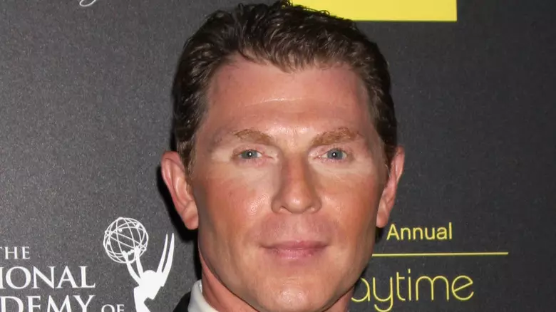 Bobby Flay parece serio nos premios Daytime Emmy