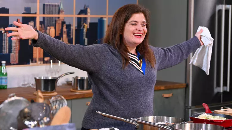 Alex Guarnaschelli boldognak látszik széttárt karral