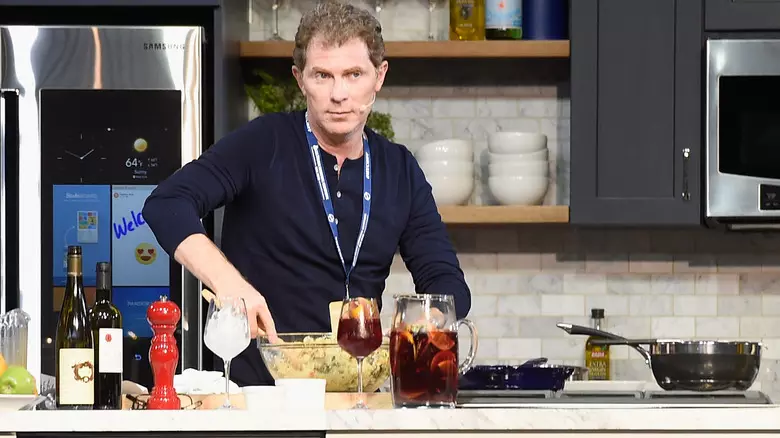 Bobby Flay mesturando un bol