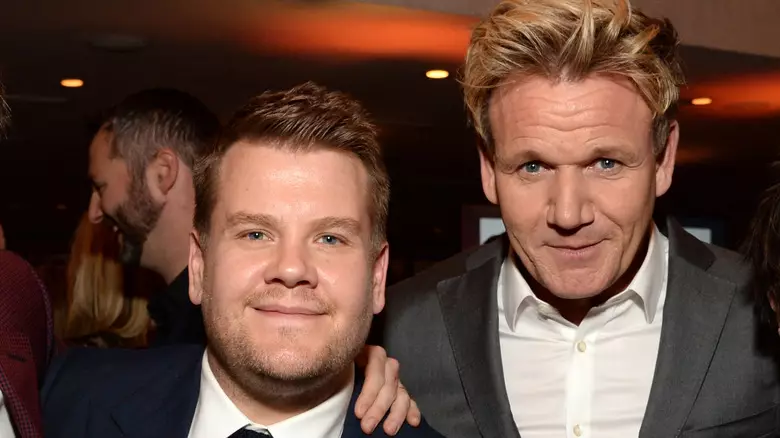 Gorden Ramsay a James Corden mewn grŵp