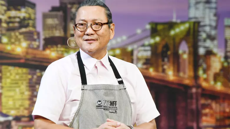 Y cogydd Masaharu Morimoto yn edrych i'r ochr