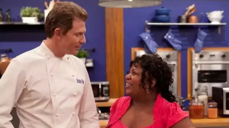 Bobby Flay yarışmacı Carla Johnson'a gülümsüyor