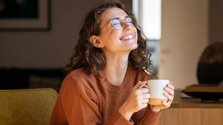 Lady menikmati secawan kopi