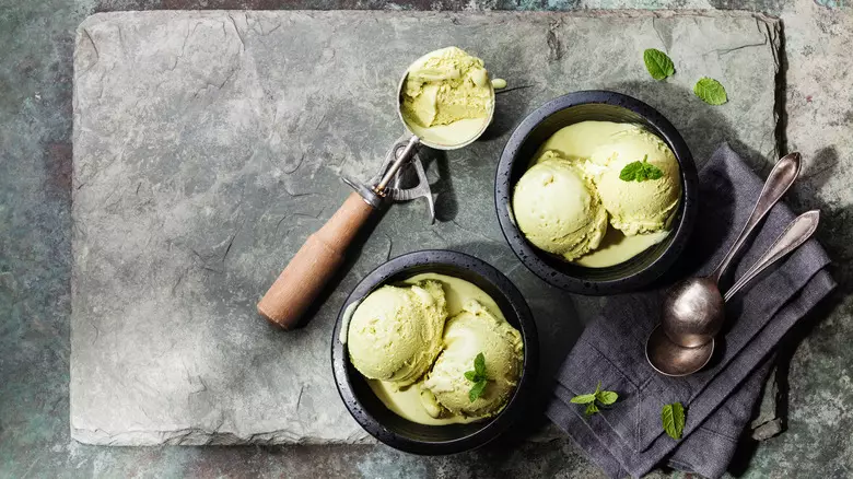 Сладолед от зелен чай на фона на шисти