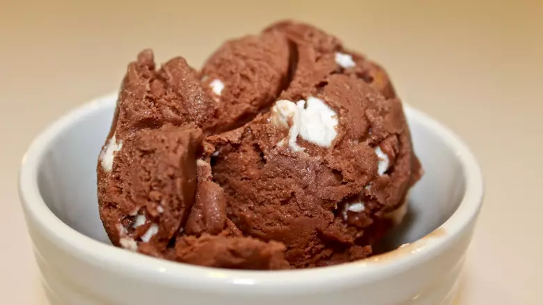 하얀 그릇에 담긴 바위길 아이스크림