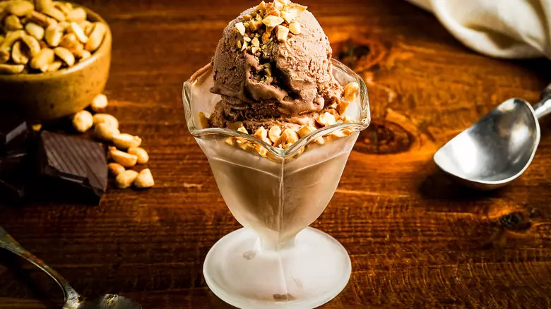 גלידת שוקולד חמאת בוטנים בצלחת זכוכית