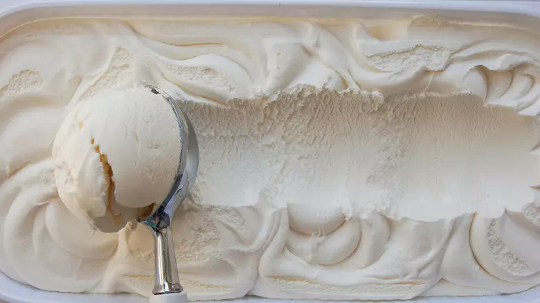 Контејнер сладоледа од ваниле са кашиком