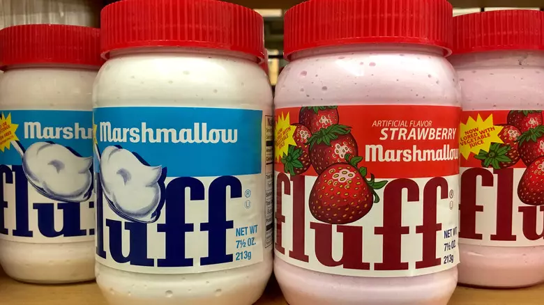 vasetti di Marshmallow Fluff sul ripiano di legno