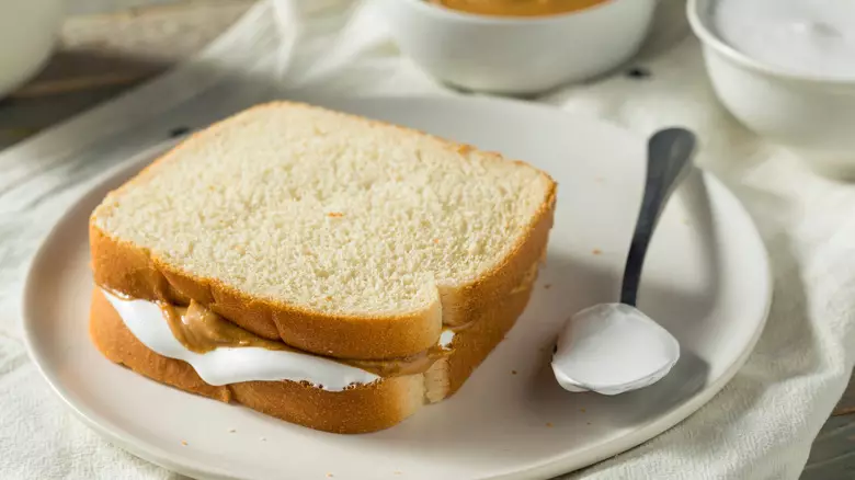 fluffernutter sendvič na bílé plotně