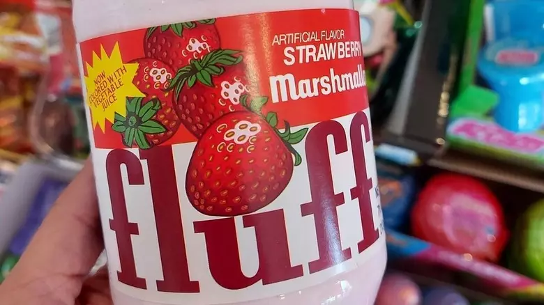 Zblízka ruky držící Strawberry Marshmallow Fluff