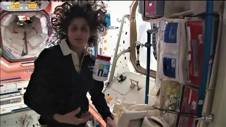 snímka obrazovky z videa YouTube astronauta Sonnyho Williamsa a pohár Marshmallow Fluff plávajúci vo vnútri Medzinárodnej vesmírnej stanice