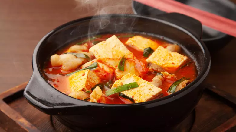 Tofu en Kimchi sop yn in swarte pot