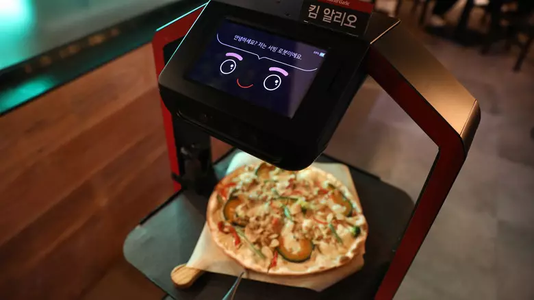 Robot podávající jídlo