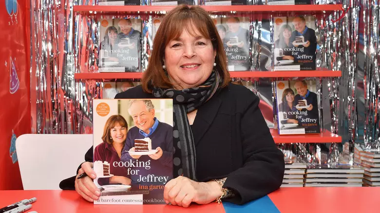 Ina Garten memegang buku masakannya