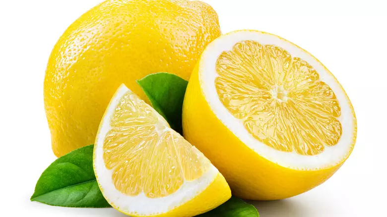 Lemon diiris dengan latar belakang putih