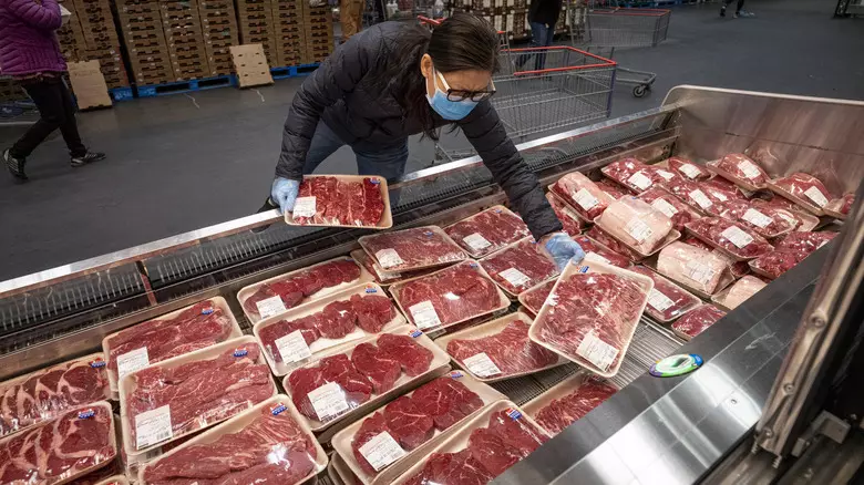 Cliente comparando preços de carne