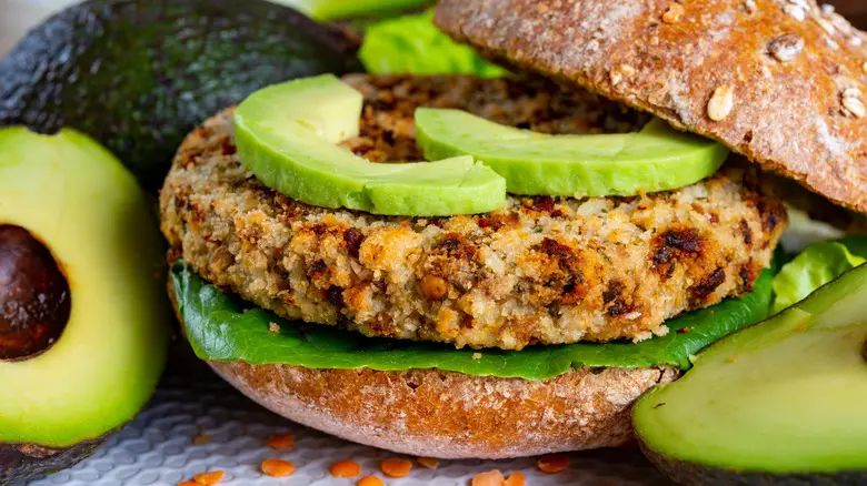 vegansk burger med avocado