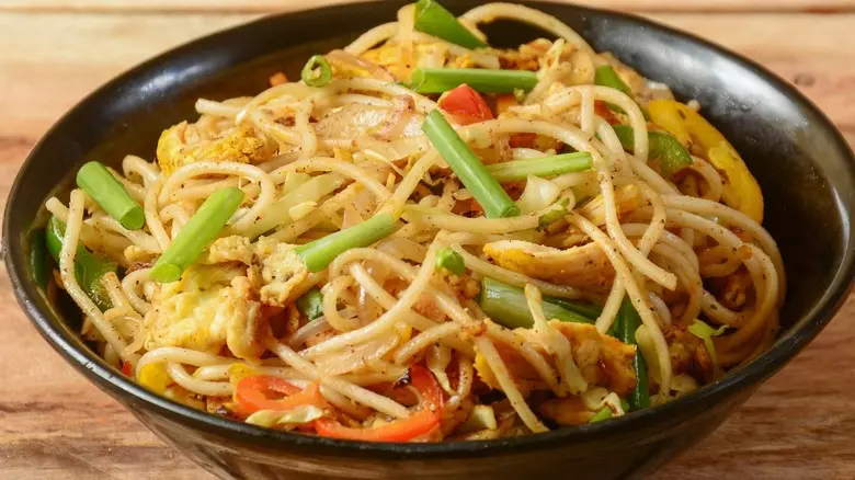 tovuq chow mein qora piyola yog'och stol