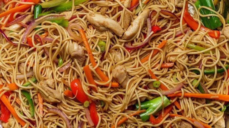 Hakka noodles chow mein qalampir