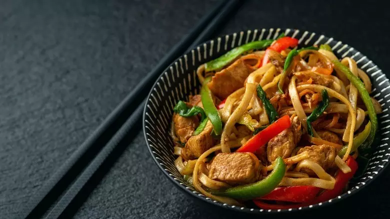 chow mein චිකන් අඳුරු පසුබිම