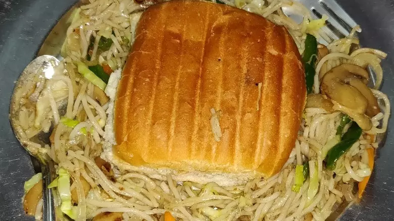 chow mein sendvich burger bulochka