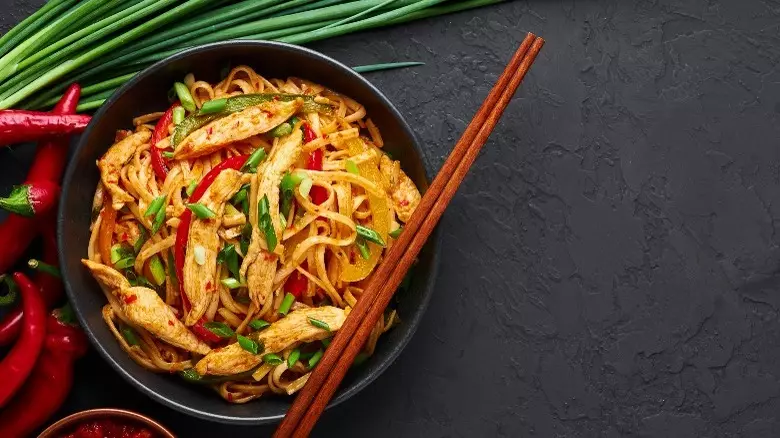 Hakka chow mein хар гадаргуутай чинжүү